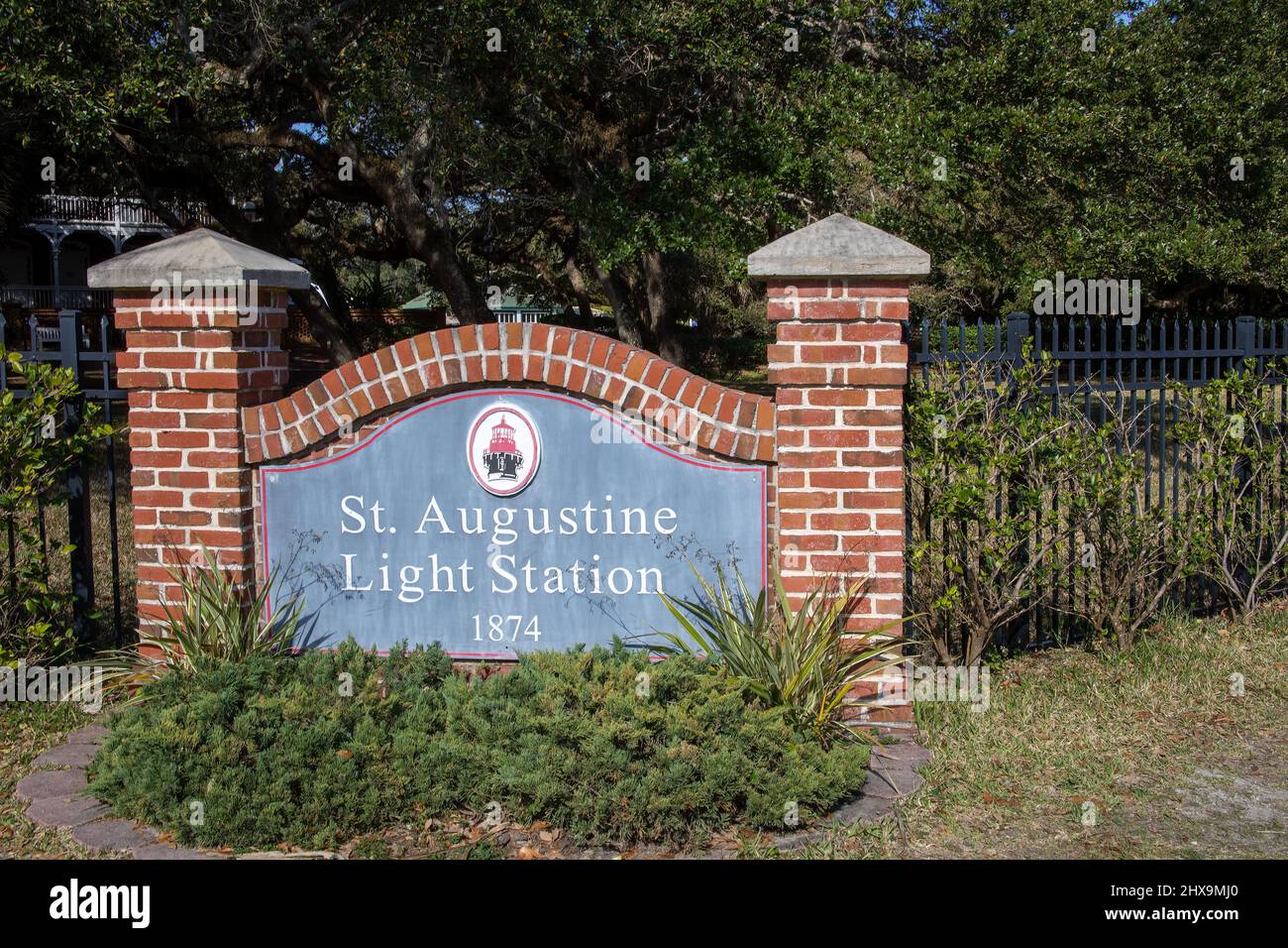 Brick entrance marker hi-res stock photography and images - Alamy