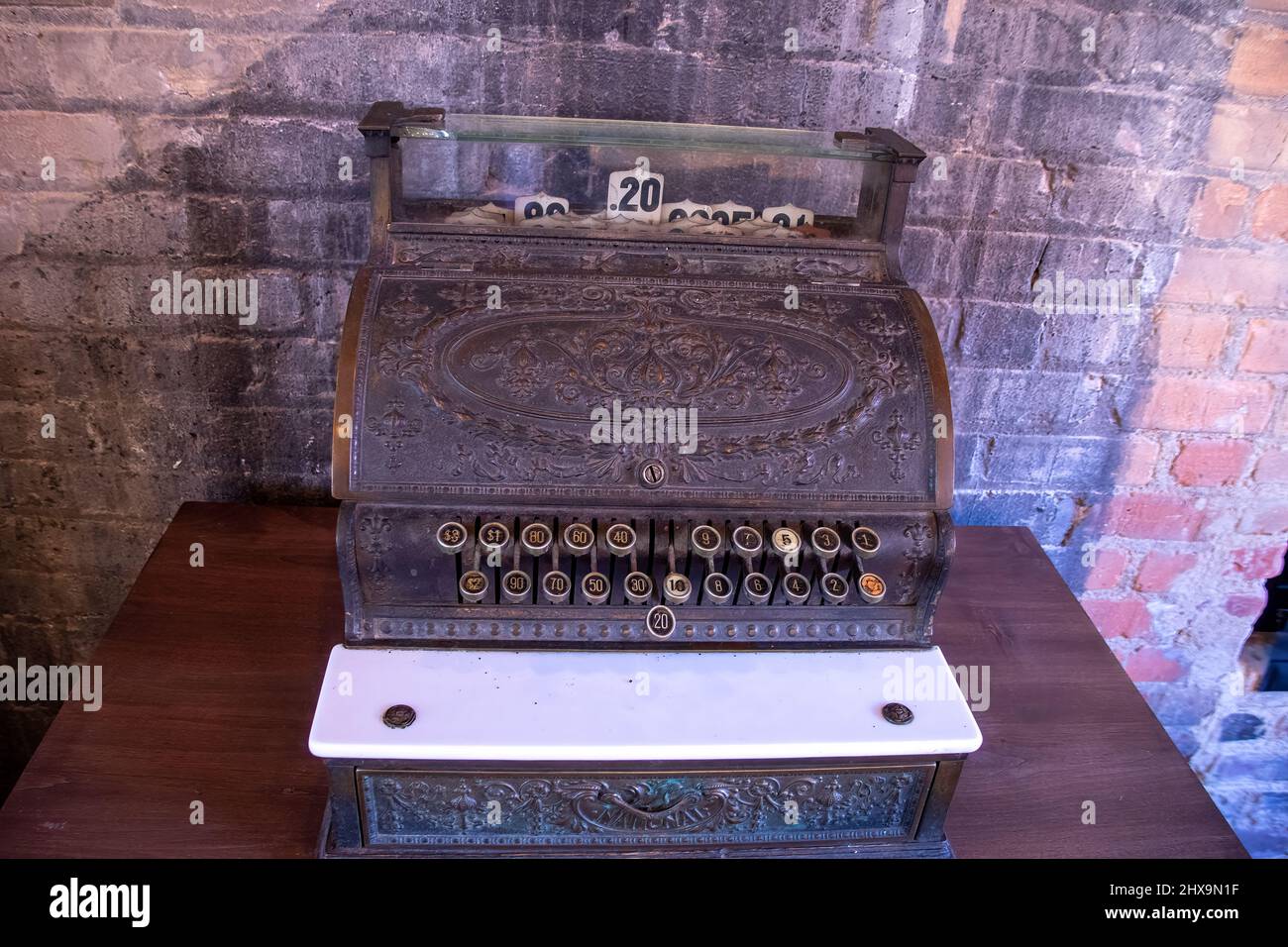 Vintage metal cash register on desk Stock Photo - Alamy