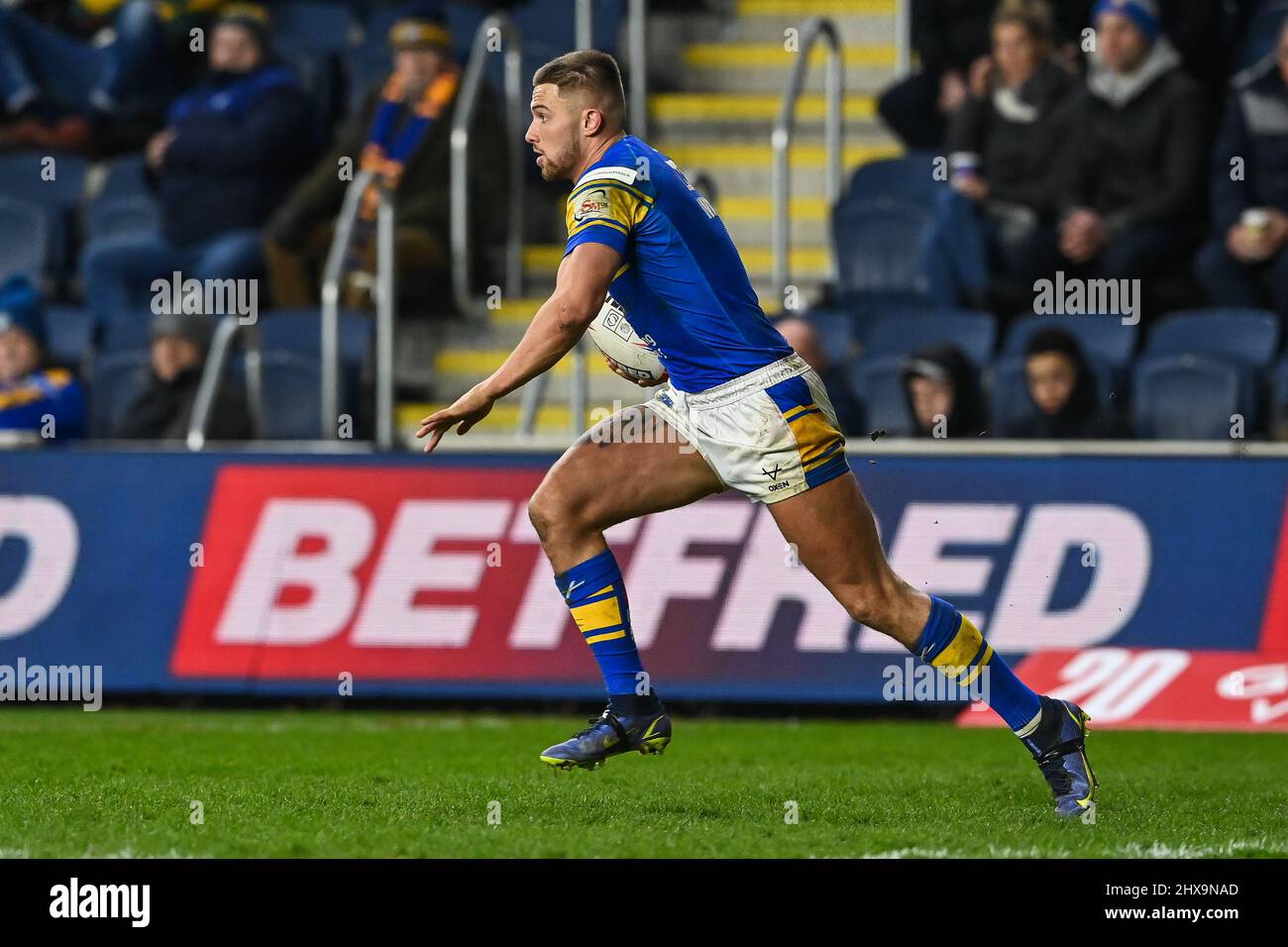 Jack Walker (1) of Leeds Rhinos makes a break Stock Photo - Alamy