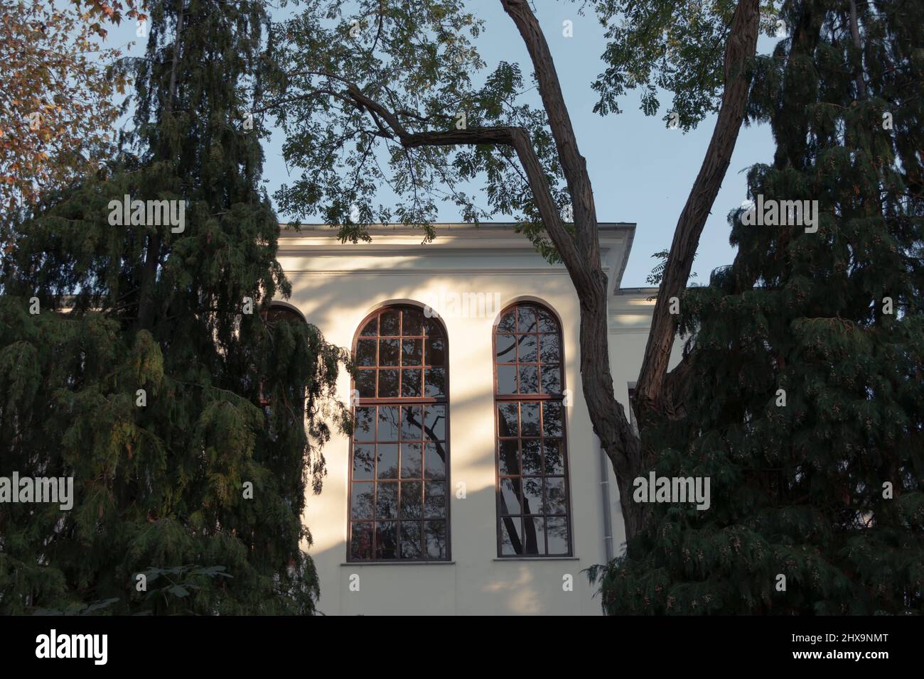 Traditional villa apartment buildings hi-res stock photography and ...