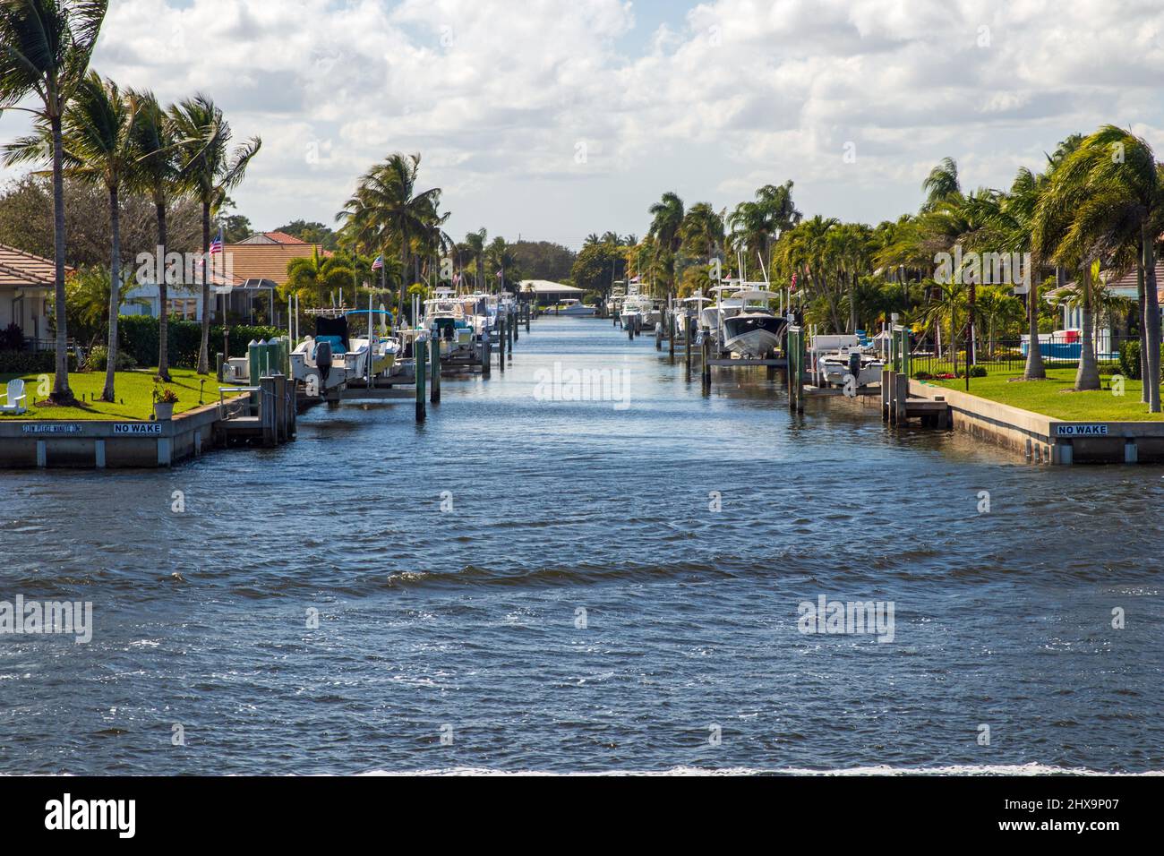 Canals with boats and houses in Florida Stock Photo - Alamy