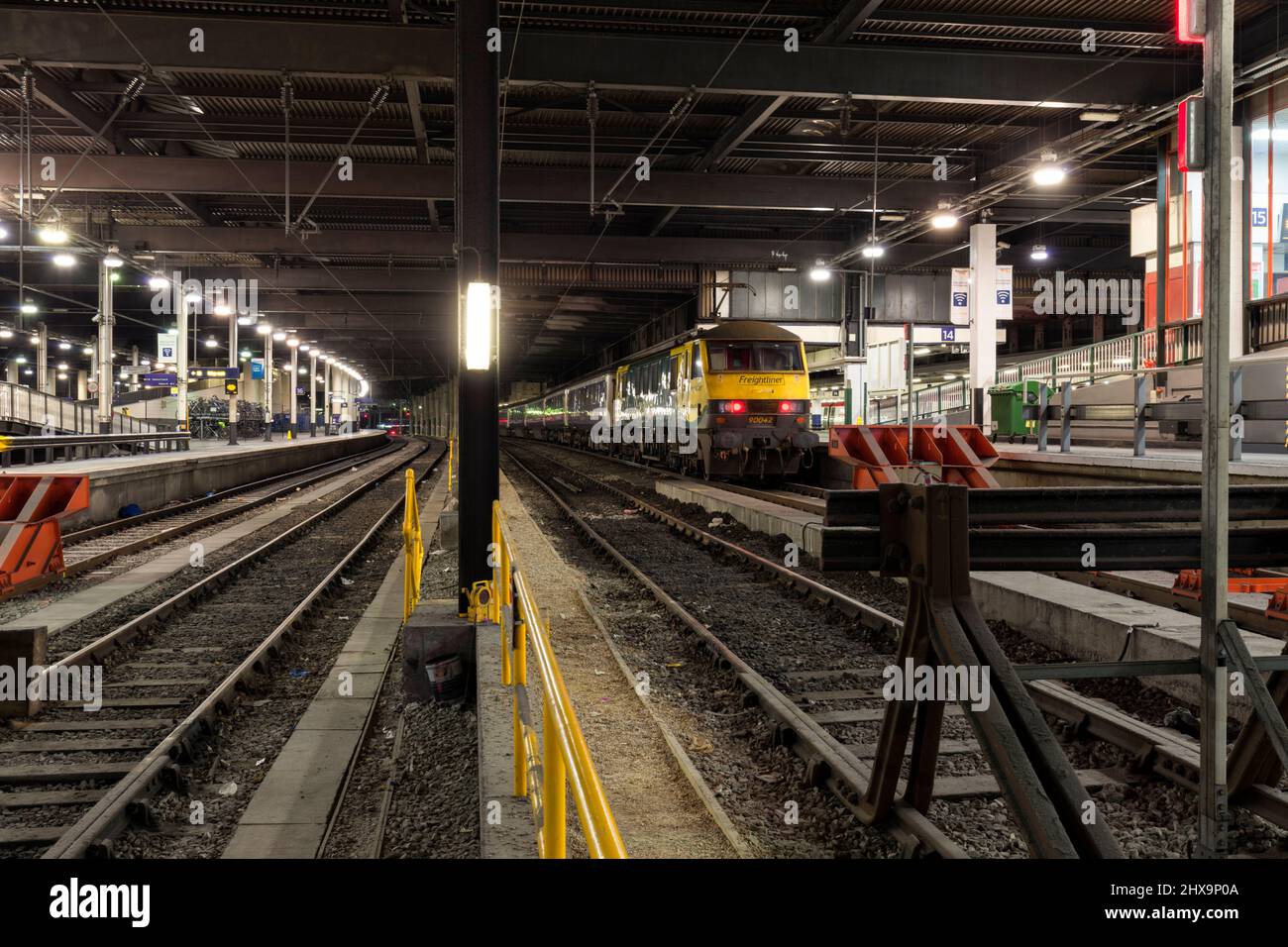 Freightliner class 90 electric locomotive 90042 at London Euston ...