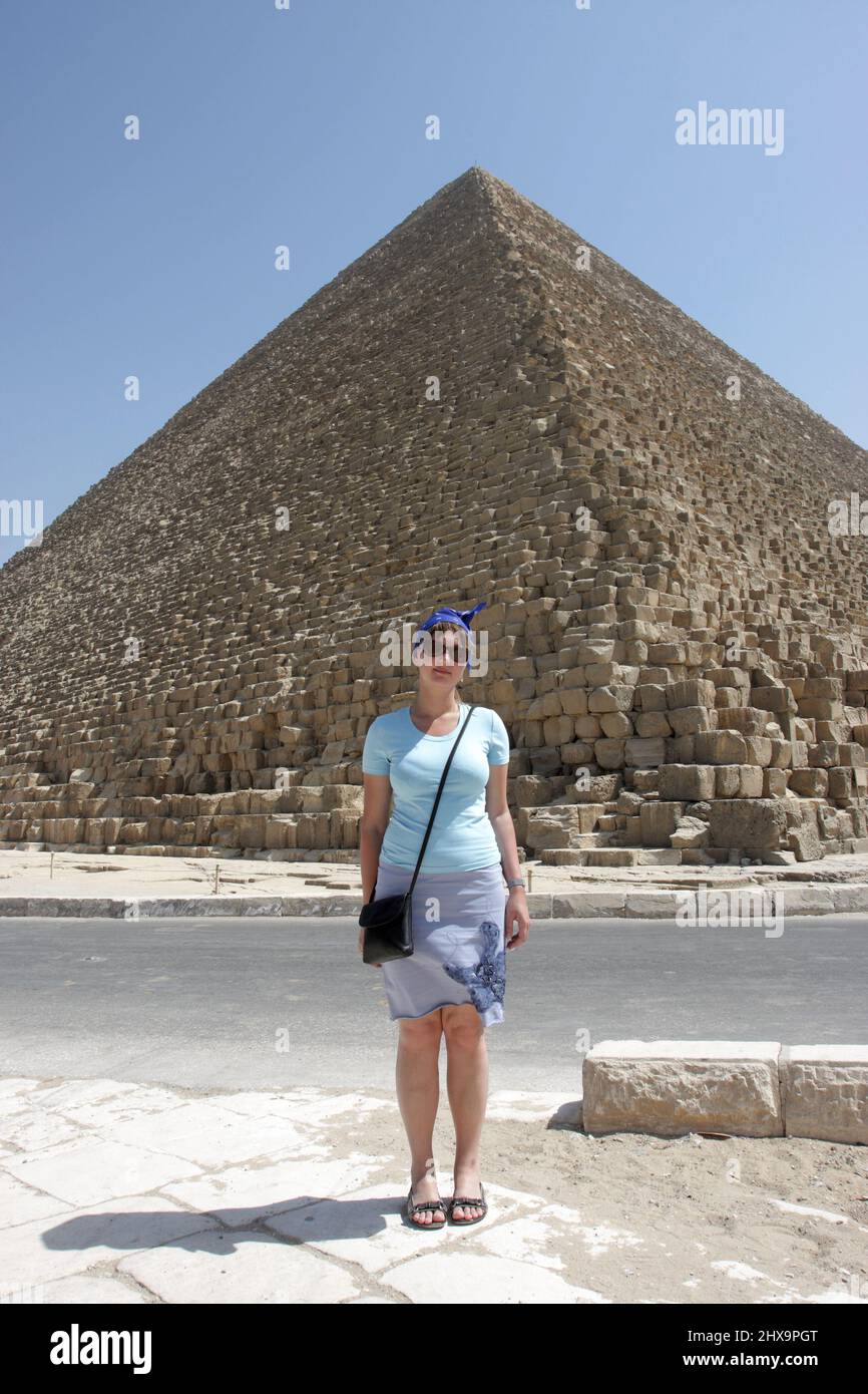 The woman and the Great Pyramid, Egypt Stock Photo - Alamy