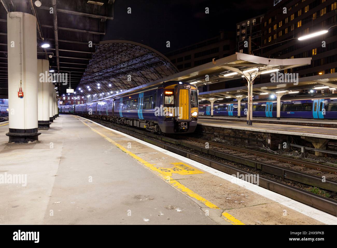 South Eastern trains class 377 third rail 750v DC electric train 377514 ...