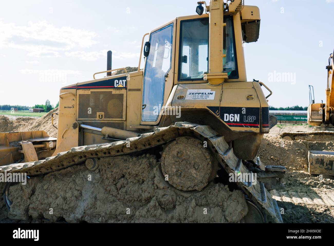 Excavator in quarry extracting stone, soil ground Stock Photo - Alamy