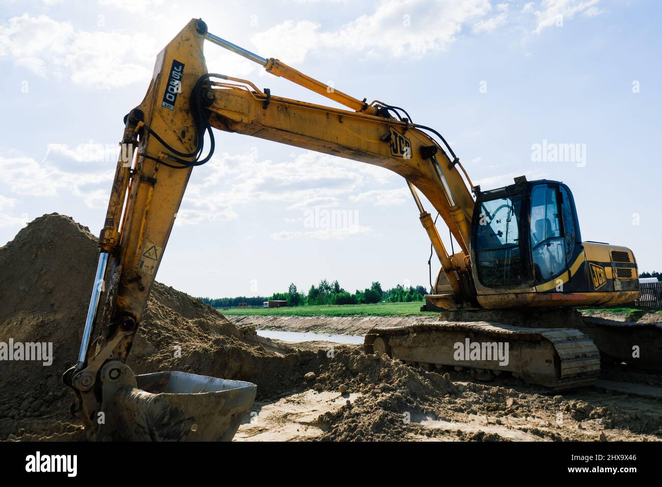 Excavator in quarry extracting stone, soil ground Stock Photo - Alamy
