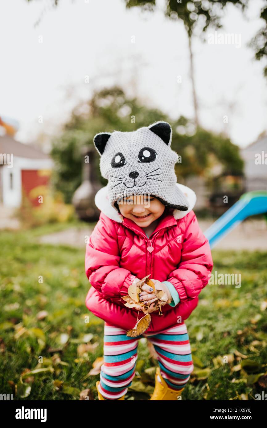 Handfuls hi-res stock photography and images - Alamy