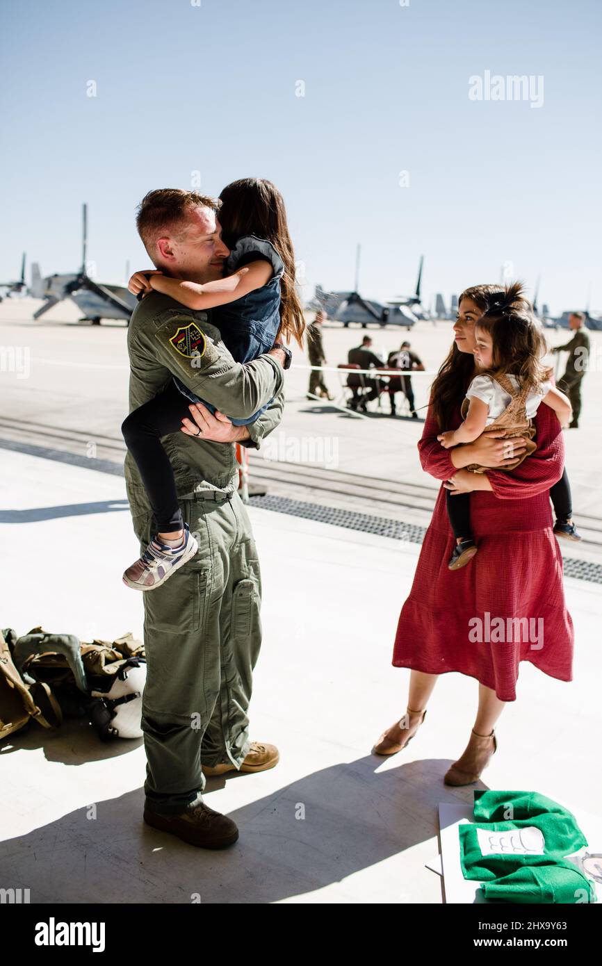 Reuniting family hi-res stock photography and images - Alamy