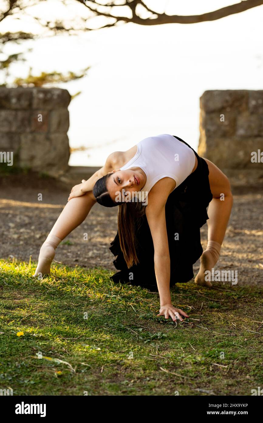 Girl doing backbend hi-res stock photography and images - Alamy