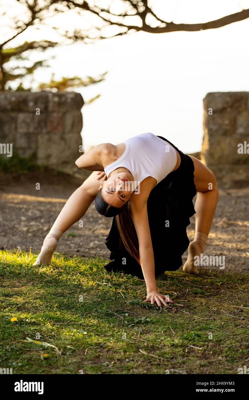 Girl doing backbend hi-res stock photography and images - Alamy