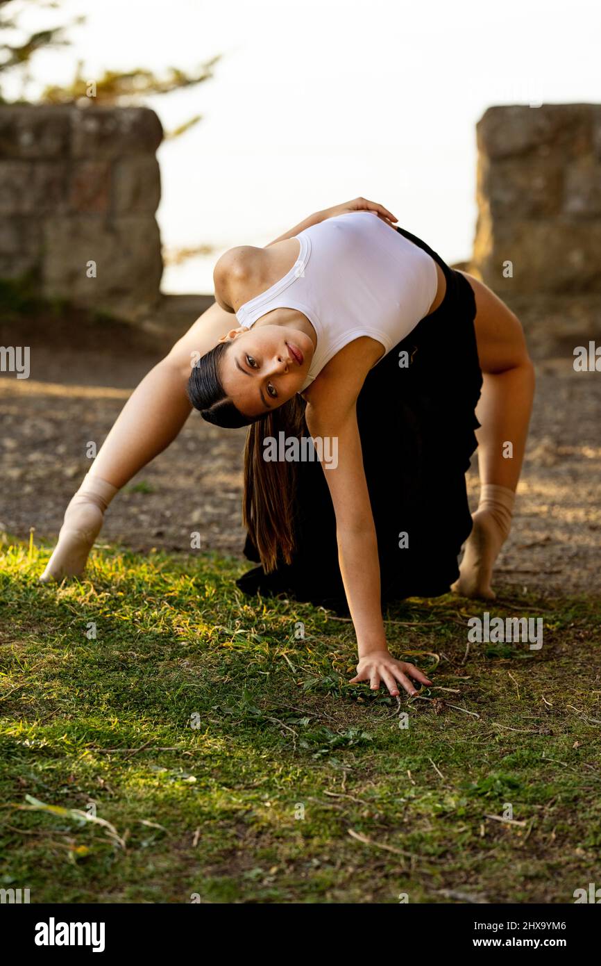Girl doing backbend hi-res stock photography and images - Alamy