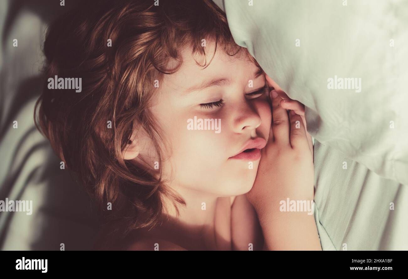 Little kids sleeping with her mouth open, snoring, kids sleeps in bed ...
