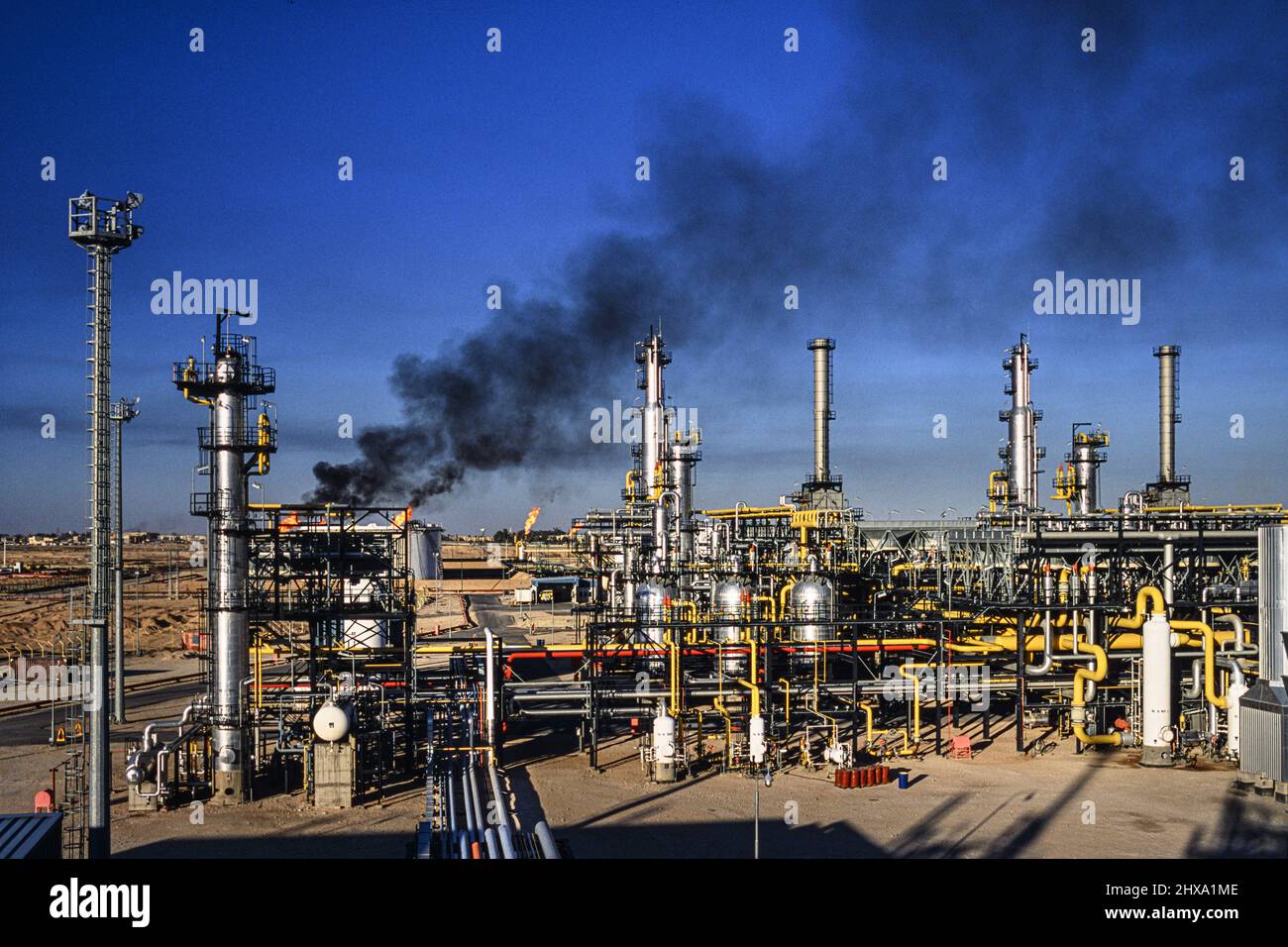 Algeria oil refinery hi-res stock photography and images - Alamy