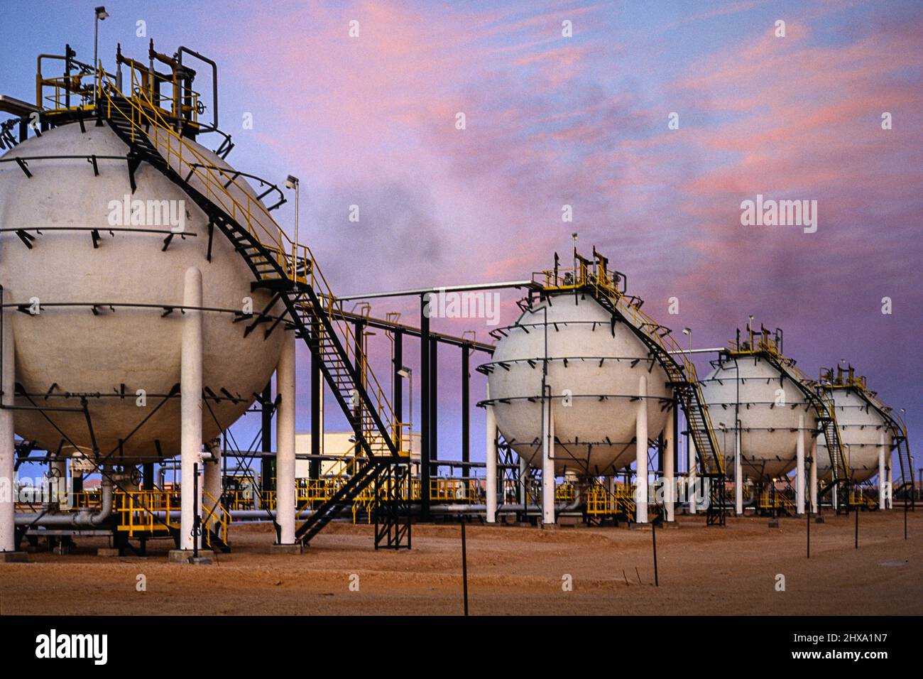 Algeria oil refinery hi-res stock photography and images - Alamy