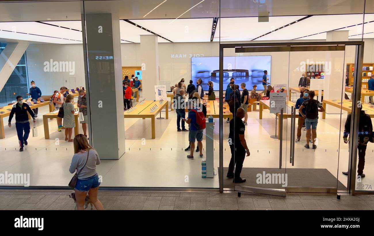 Apple Store in Miami Downtown - MIAMI, UNITED STATES - FEBRUARY 20 ...