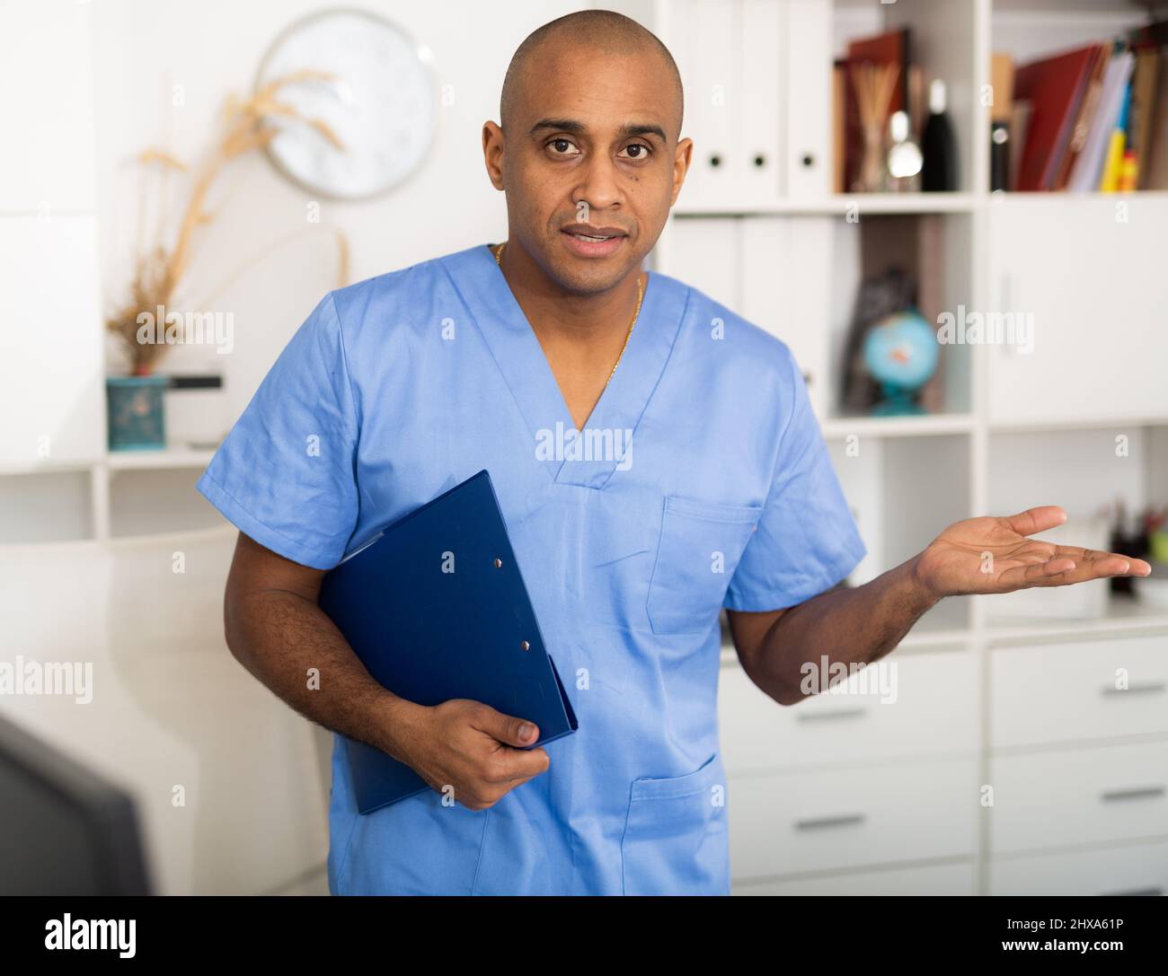 Therapist is standing with documents Stock Photo - Alamy