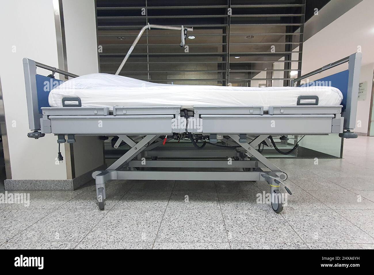 Hospital beds in corridor hi-res stock photography and images - Alamy