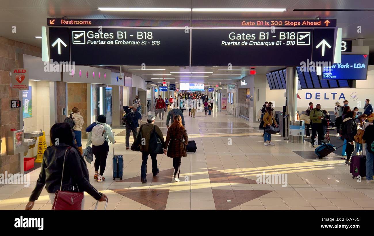 Atlanta international terminal interior hi-res stock photography and ...