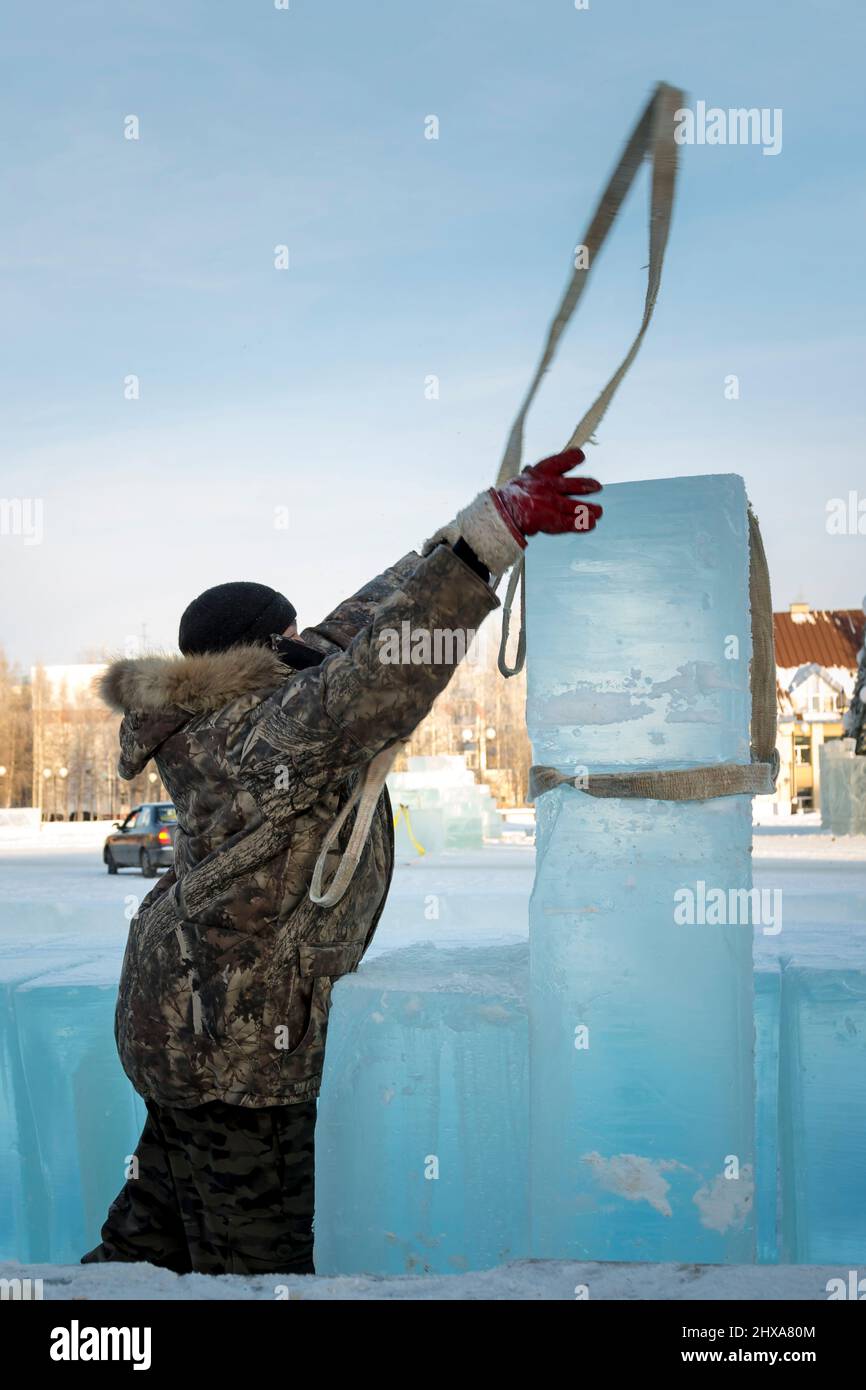 Slinger with rope slings loading ice panels Stock Photo - Alamy