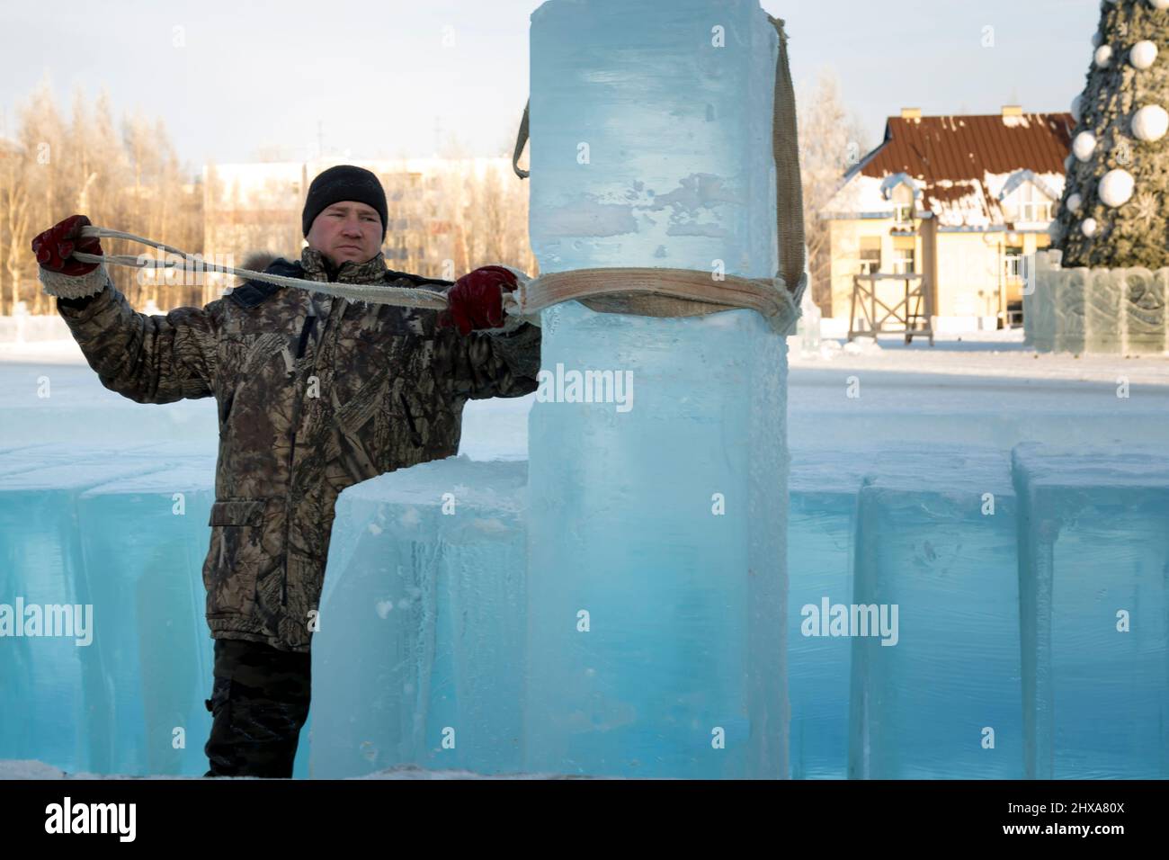 Slinger with rope slings loading ice panels Stock Photo - Alamy