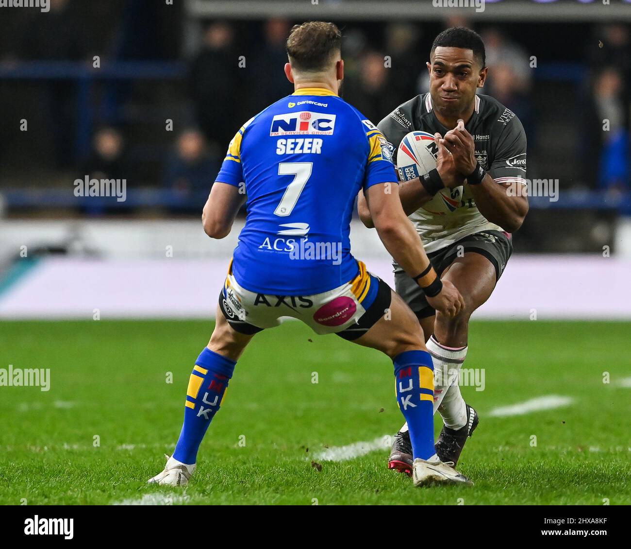 Mitieli Vulikijapani (25) of Hull FC takes on Aidan Sezer (7) of Leeds ...