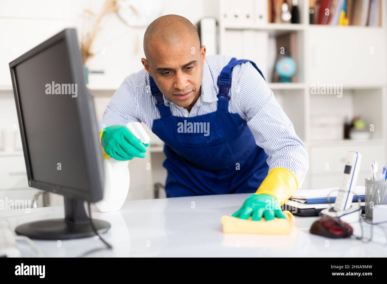Girl cleans table hi-res stock photography and images - Alamy