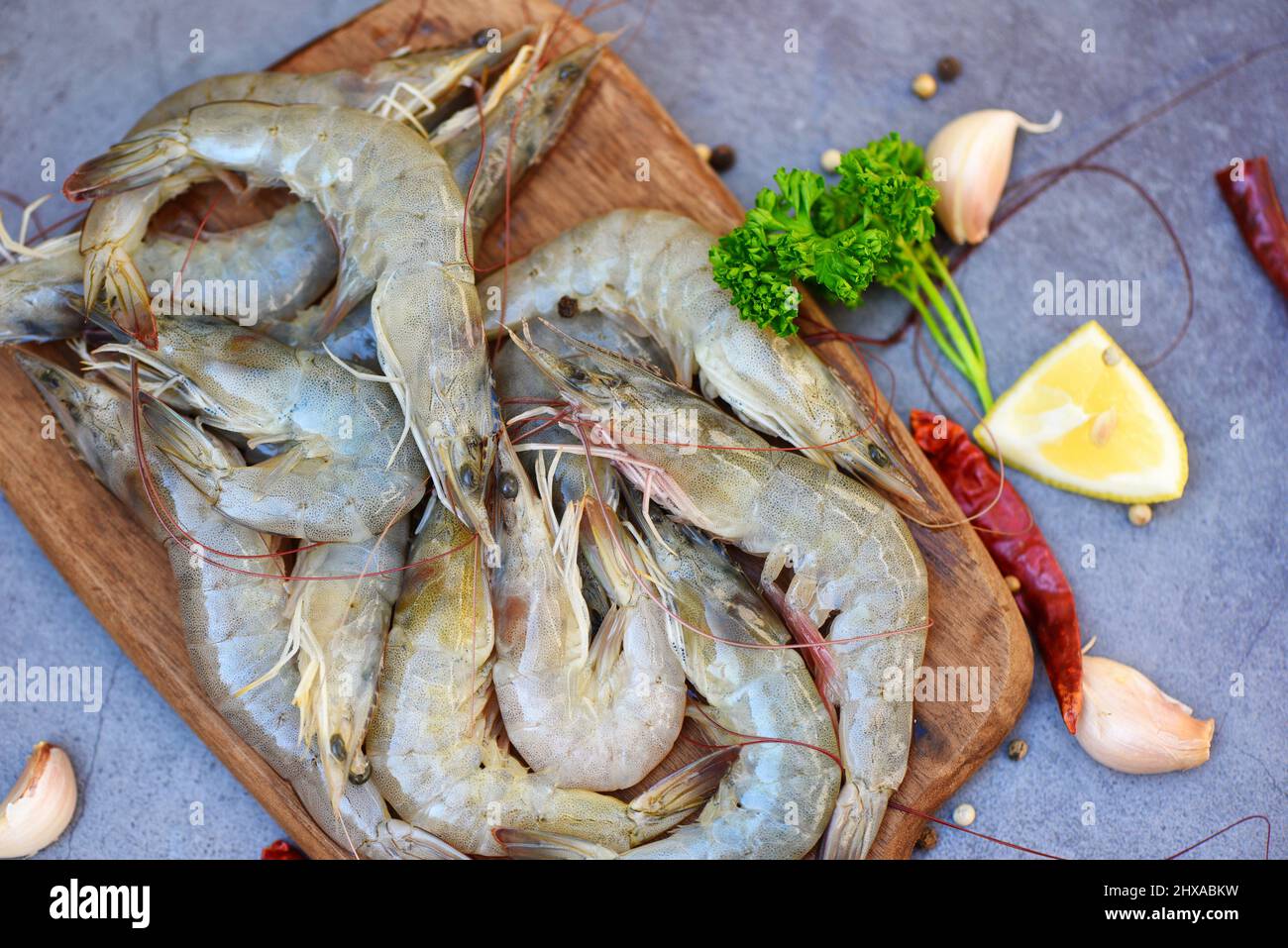 Raw shrimps on dark plate, Fresh shrimp prawns for cooking with spices ...