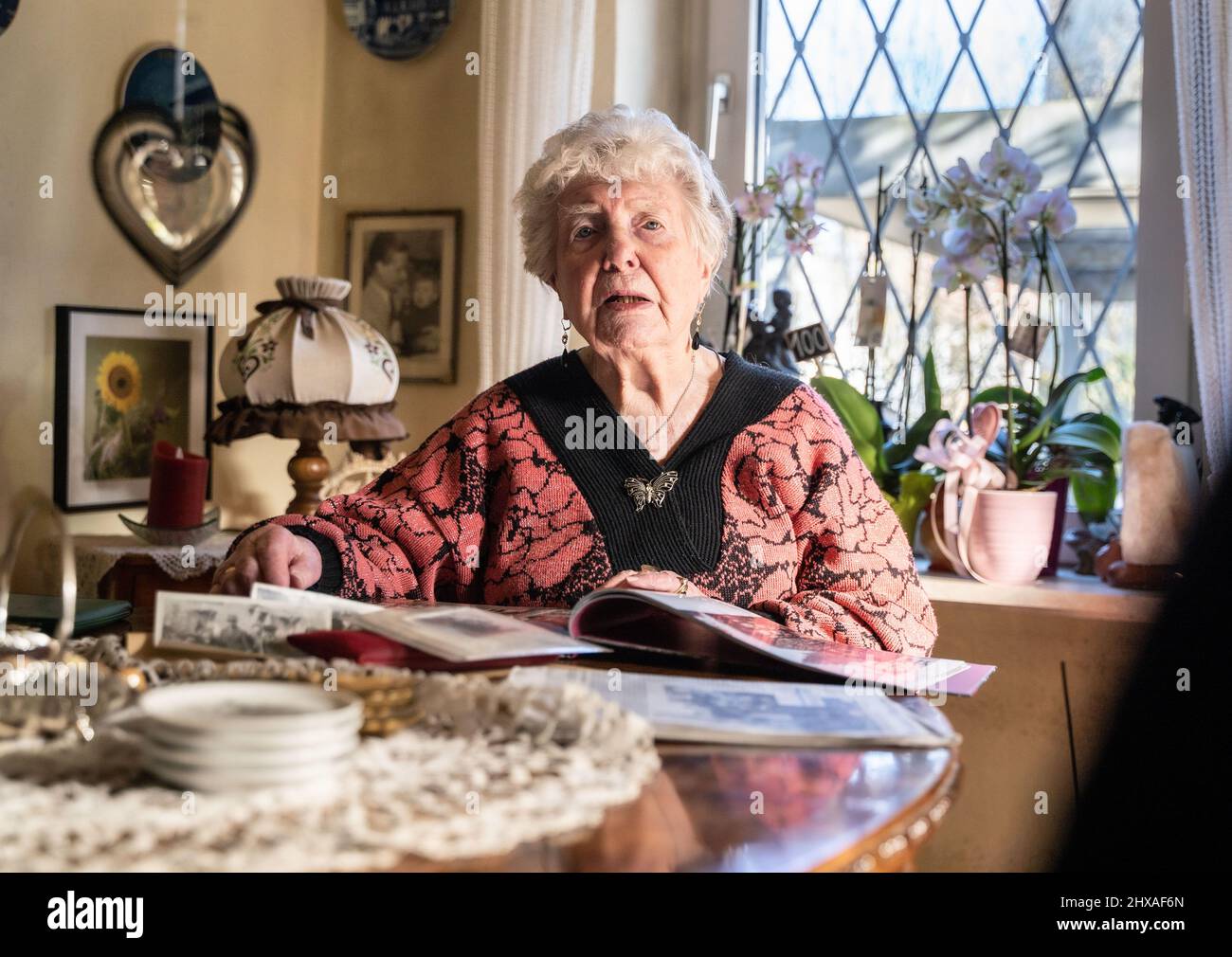 Hanau, Germany. 07th Mar, 2022. Johanna Leipold tells of her life ...