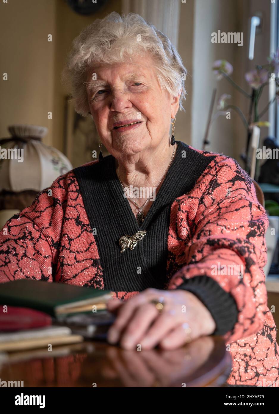 Hanau, Germany. 07th Mar, 2022. Johanna Leipold tells of her life ...
