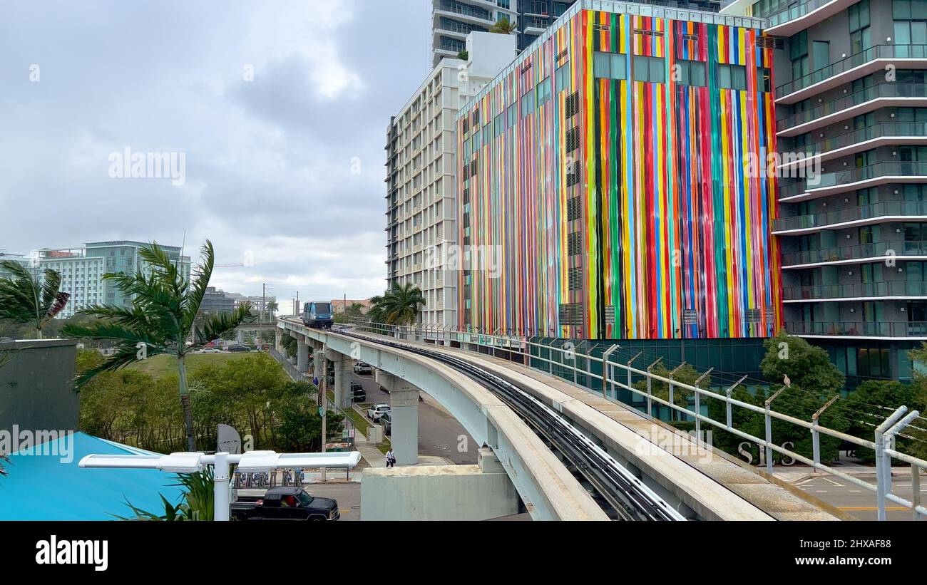 Metromover monorail in Miami Downtown - MIAMI, UNITED STATES - FEBRUARY ...