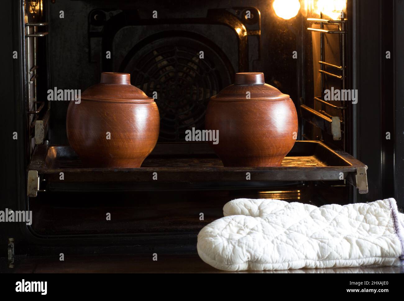 Food two clay pots hi-res stock photography and images - Alamy