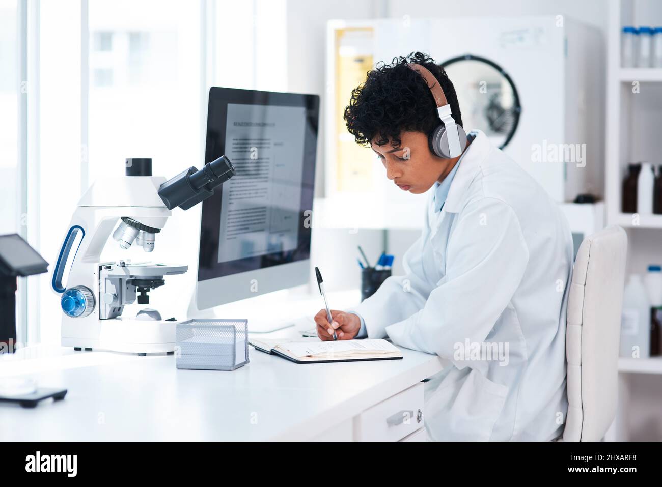 Computer lab headphones hi-res stock photography and images - Alamy