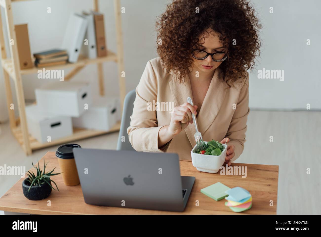 Woman work eat at desk hi-res stock photography and images - Alamy