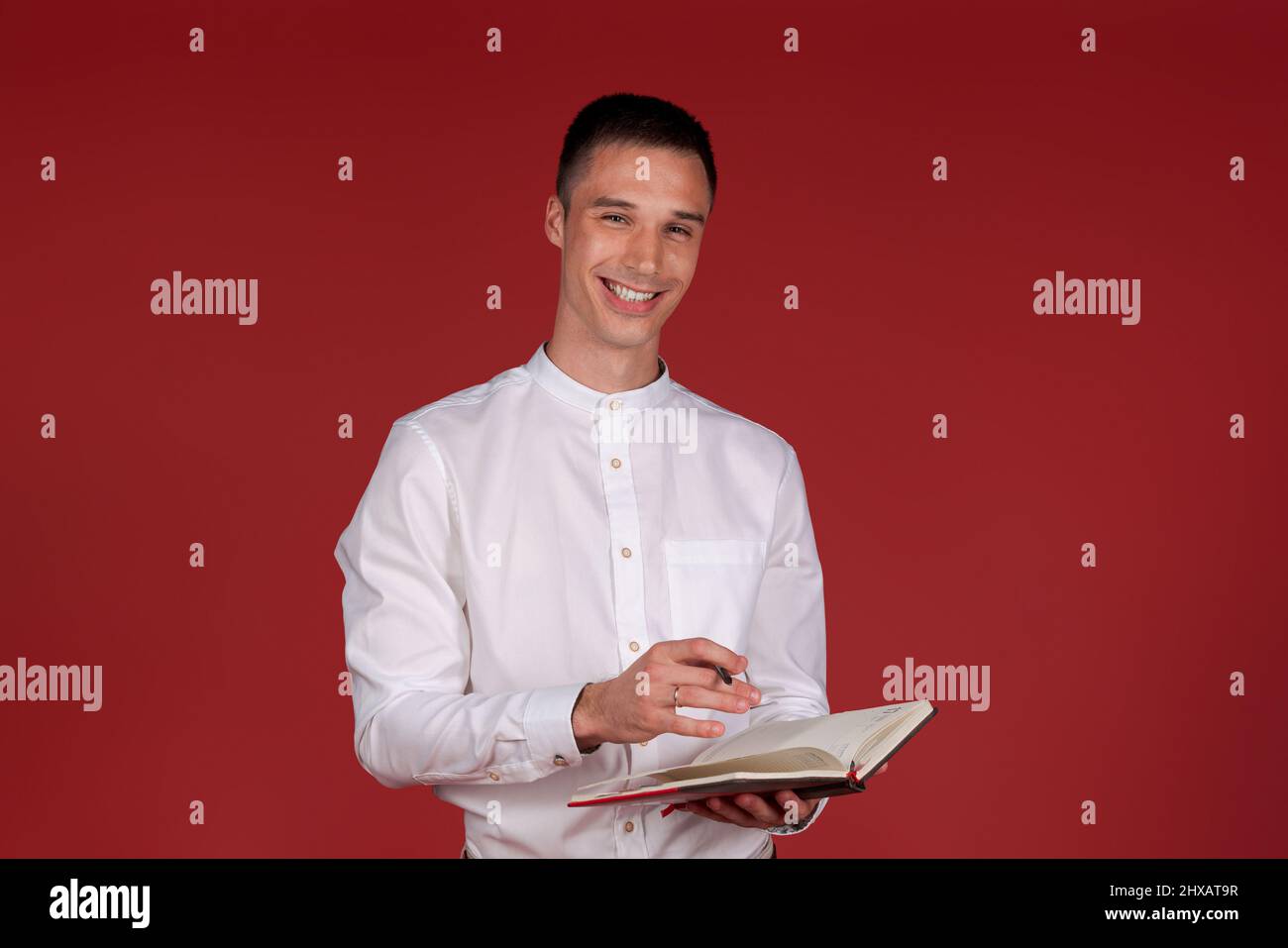 Photo an attractive business thinking guy holding planner thinking ...