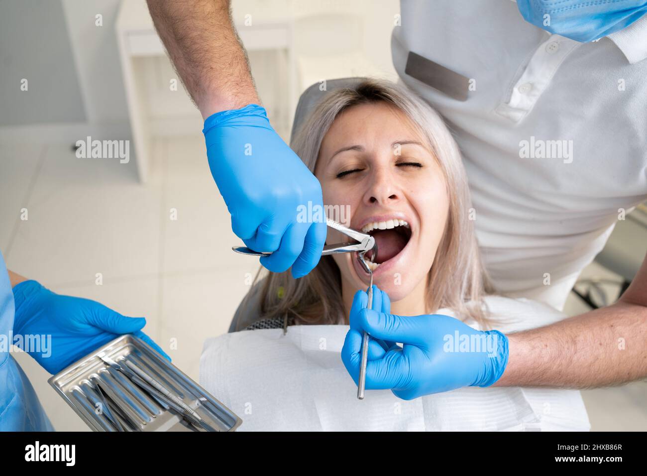 Dentist woman extraction hi-res stock photography and images - Alamy
