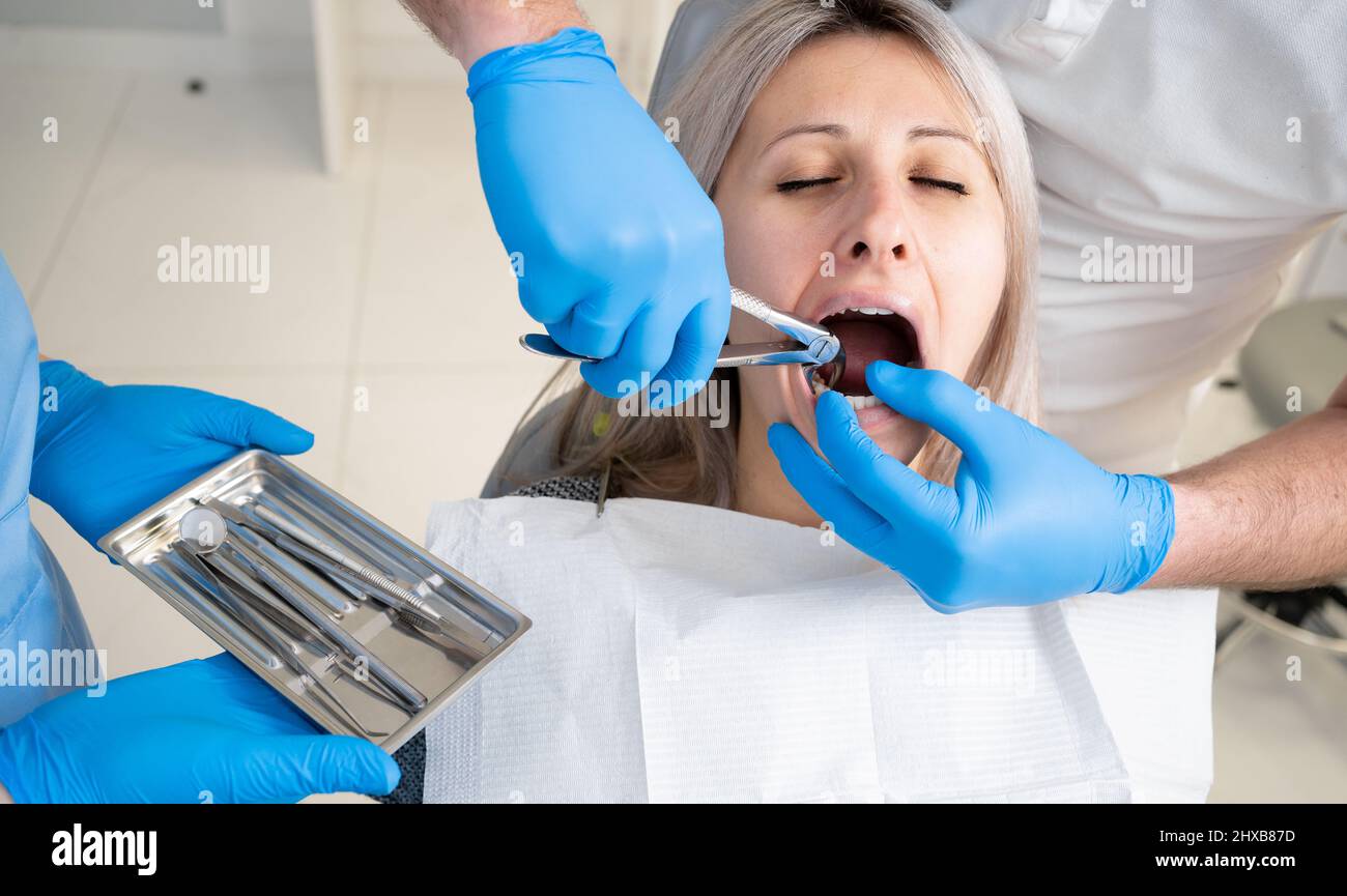 Dentist woman extraction hi-res stock photography and images - Alamy