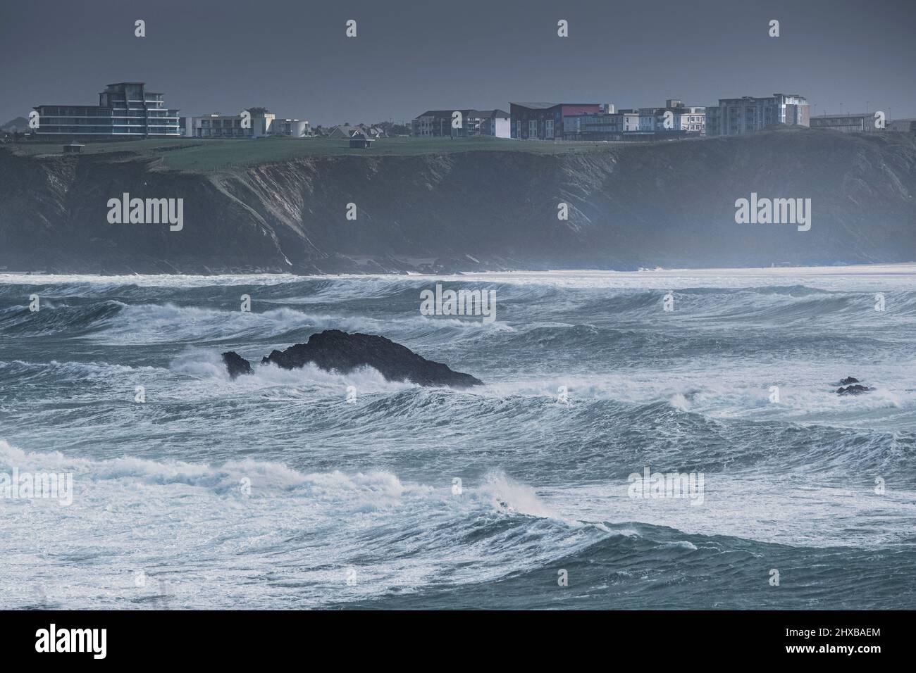 Storm force winds and wild seas in Newquay Bay as Storm Eunice arrives ...
