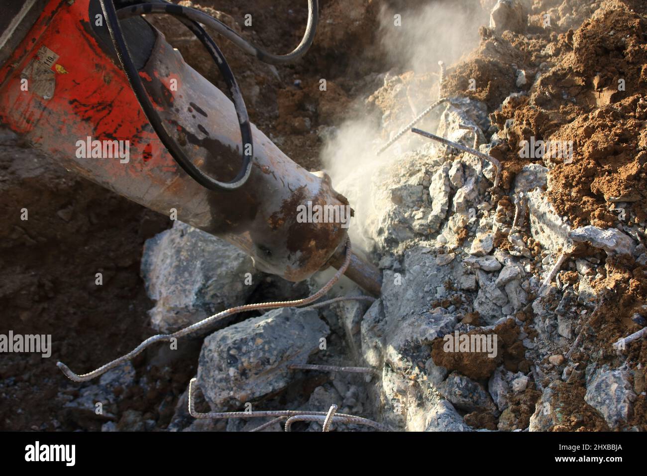 Excavator chisels with a chisel in an excavation Stock Photo - Alamy
