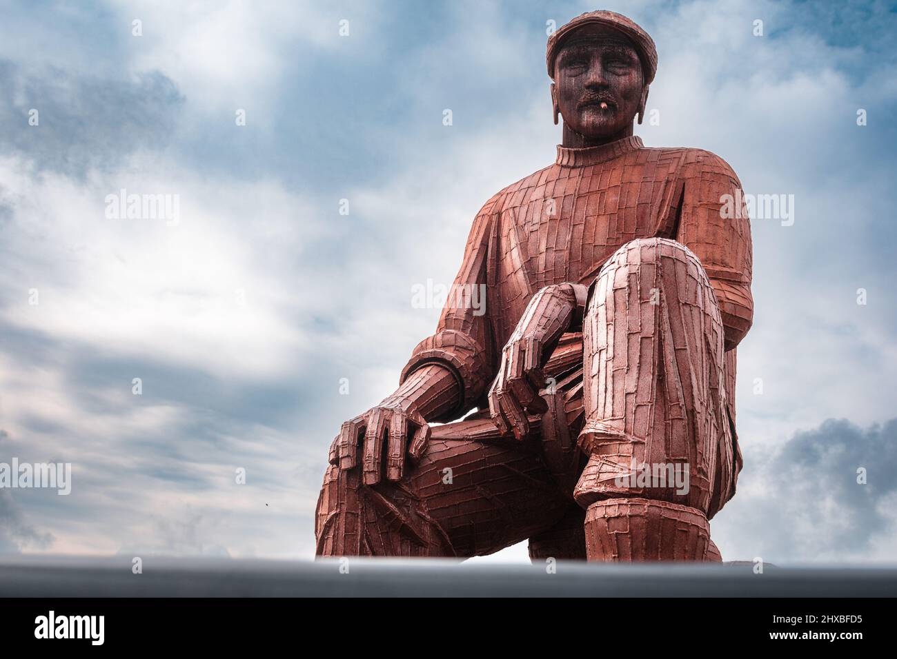 A close up of the Ray Lonsdale fisherman's memorial statue Fiddler's ...