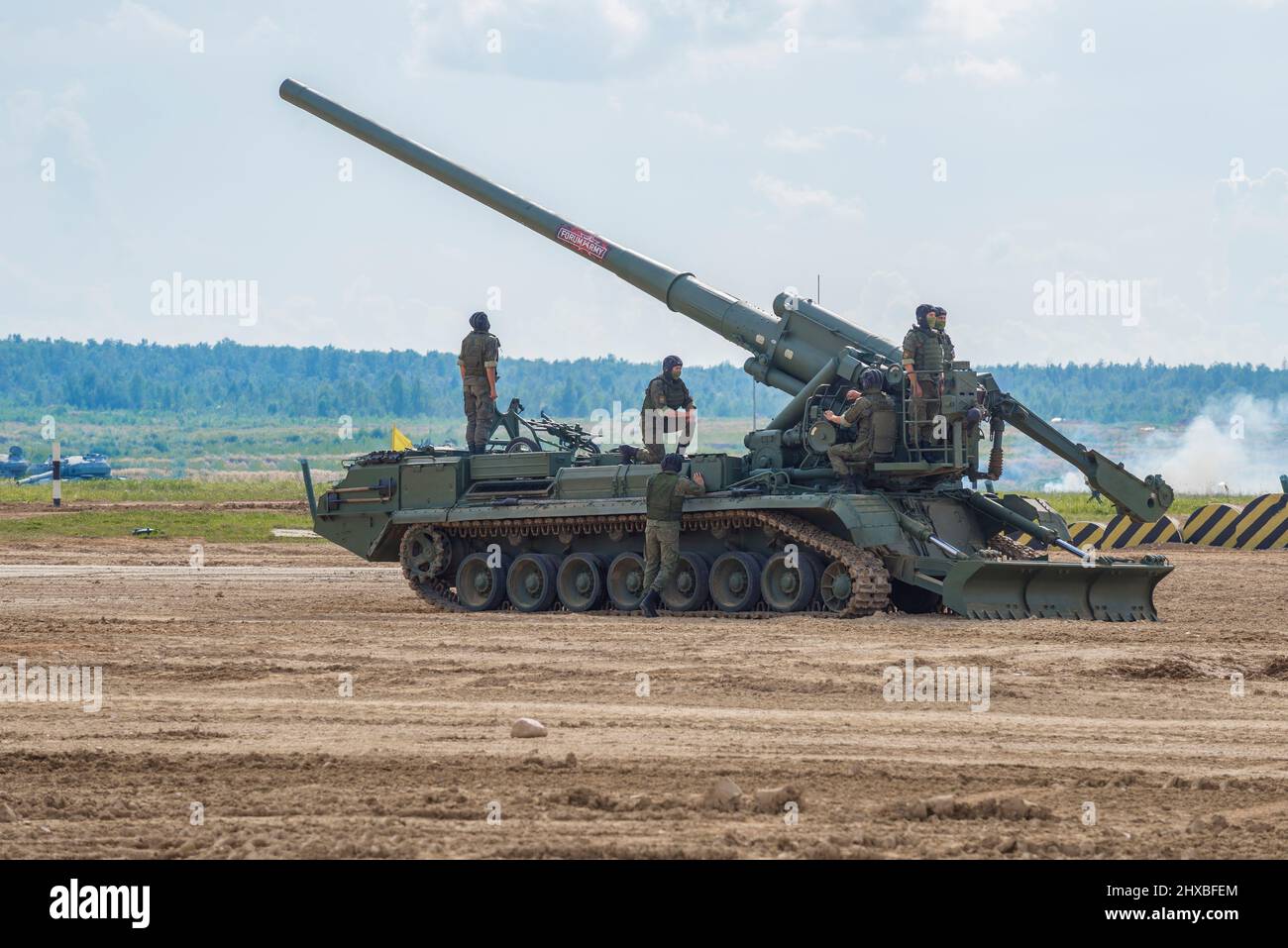 ALABINO, RUSSIA - AUGUST 25, 2020: 203mm self-propelled artillery mount ...