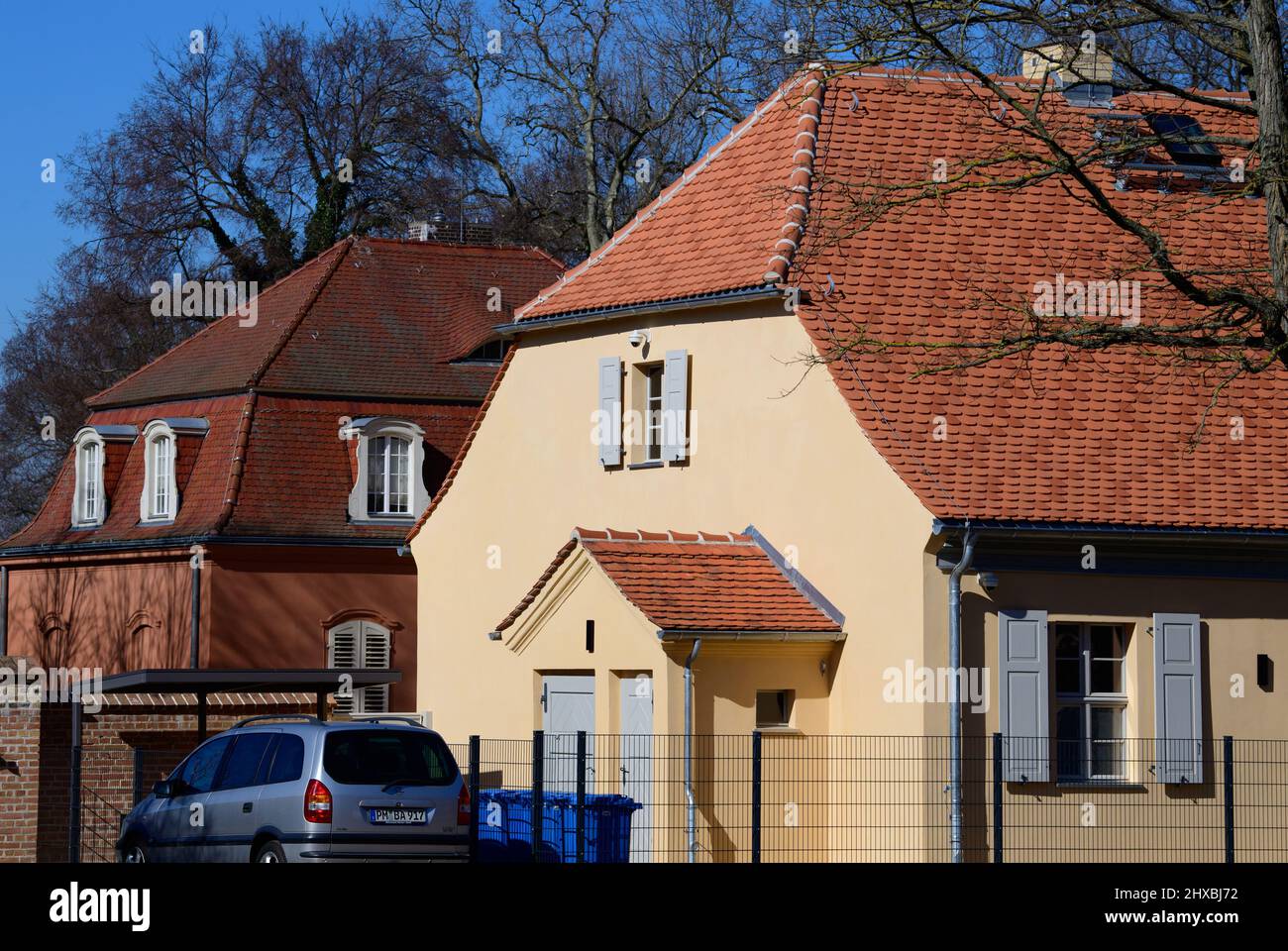 11 March 2022, Brandenburg, Caputh/Schwielowsee: The logierhaus (r) of ...