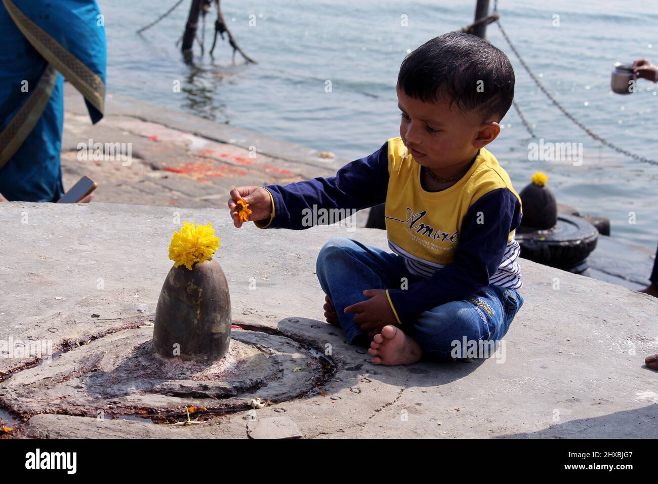 Indian kid worshiping lord shiva on river bank of Narmada, Asian kids ...