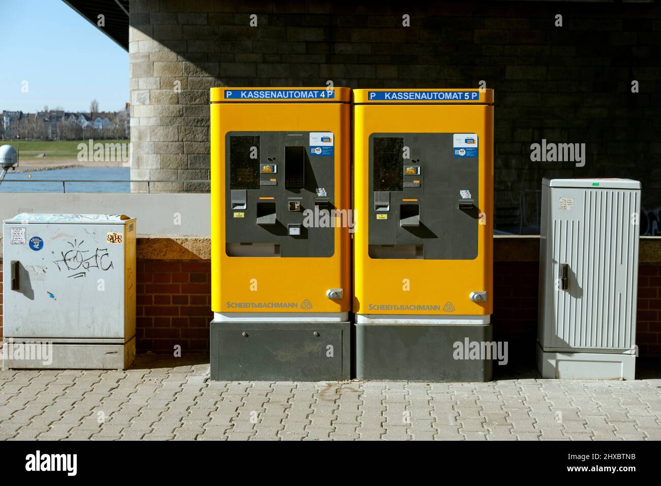 Pay machine for parking fees Stock Photo - Alamy