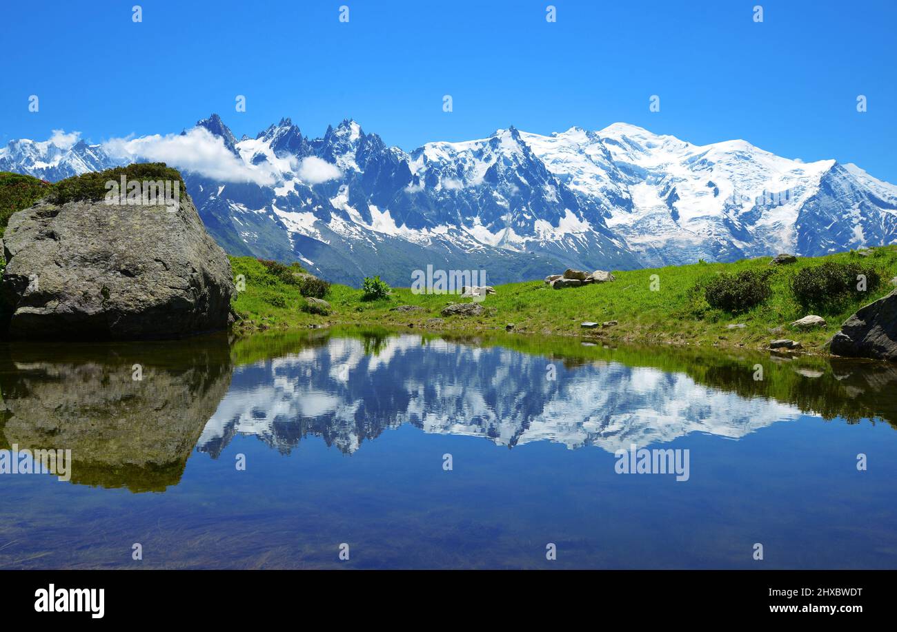 Idyllic landscape with Mont Blanc mountain range reflection on lake ...