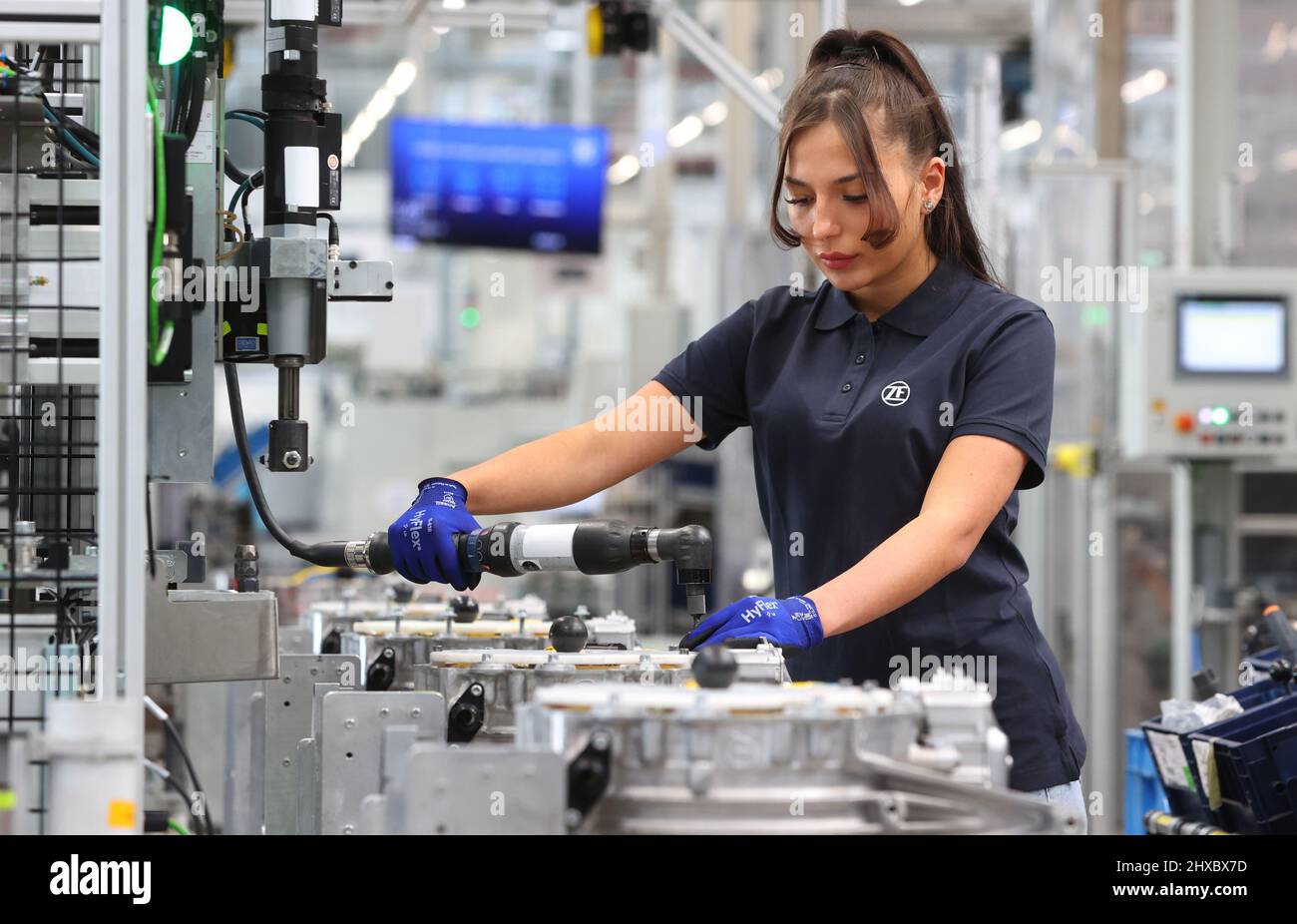 Zf women hi-res stock photography and images - Alamy