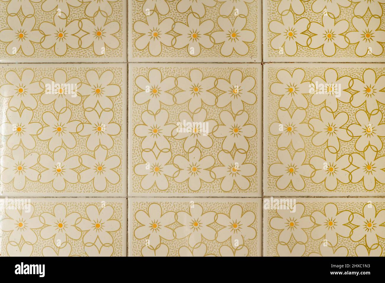 Old cracked white tiles hi-res stock photography and images - Alamy