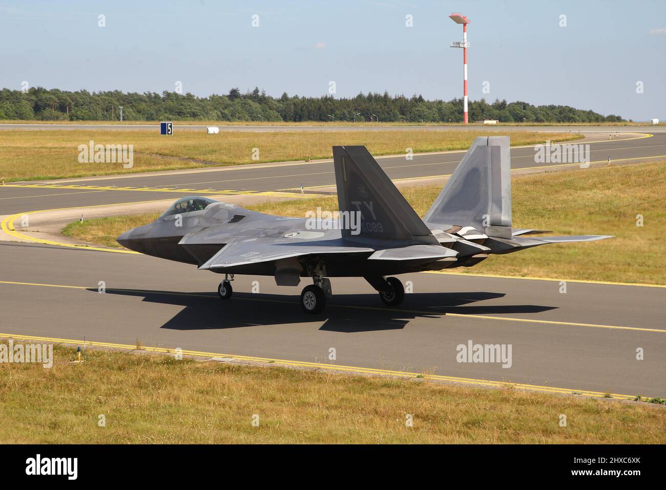 F-22 fighter aircraft in sunny conditions, US Air Force Stock Photo - Alamy