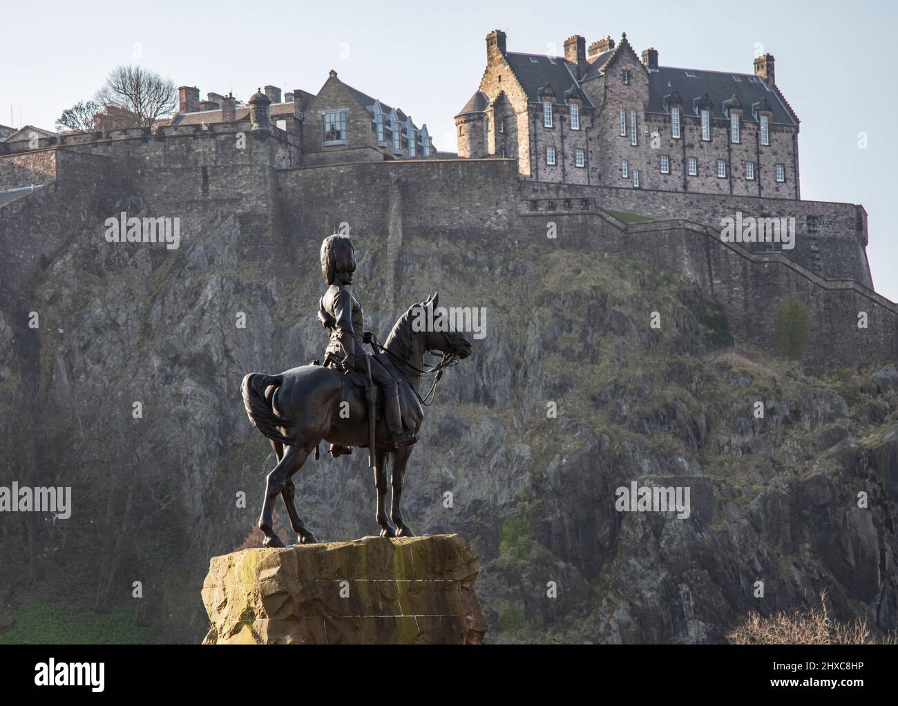 Statue and Edinburgh Castle Stock Photo - Alamy