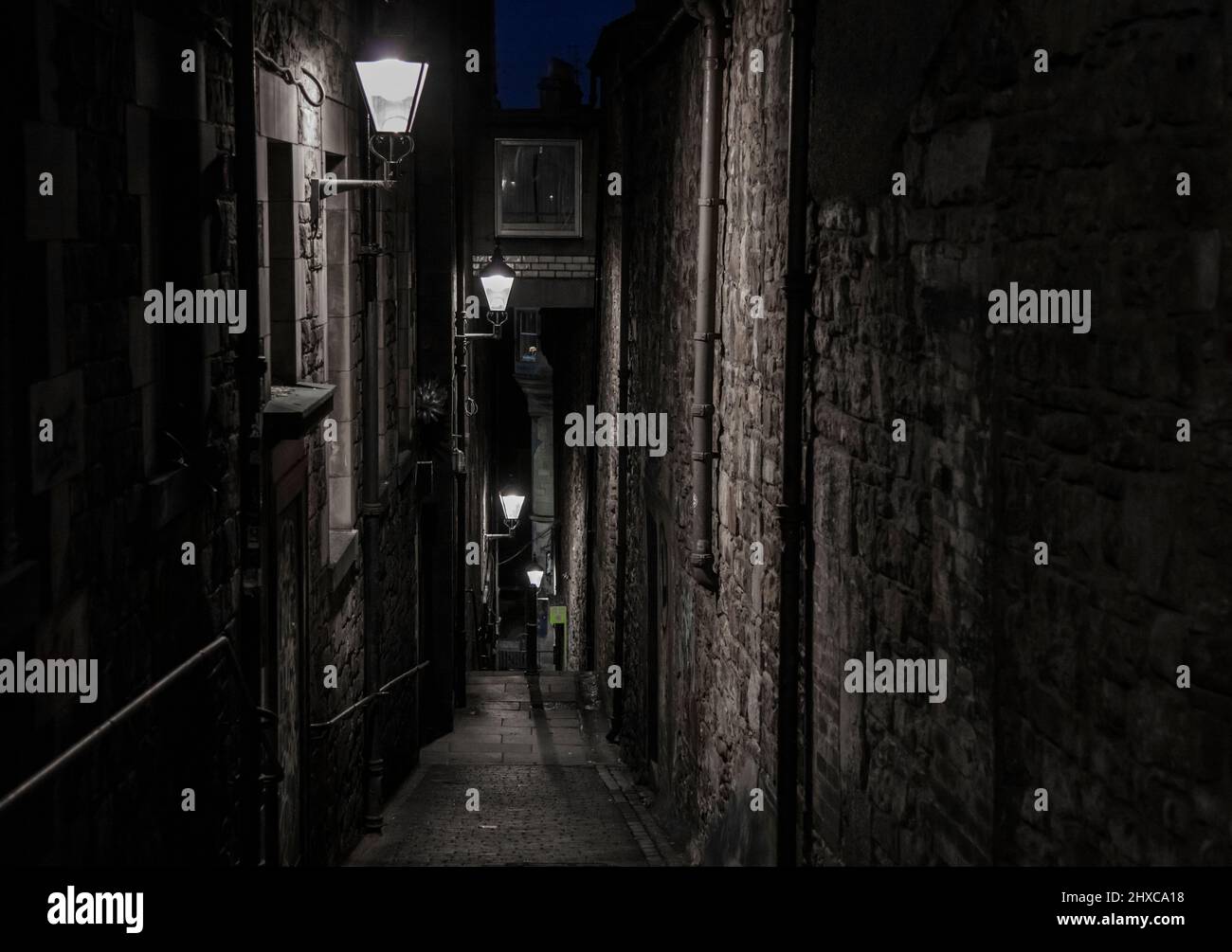 Dark alleyways hi-res stock photography and images - Alamy