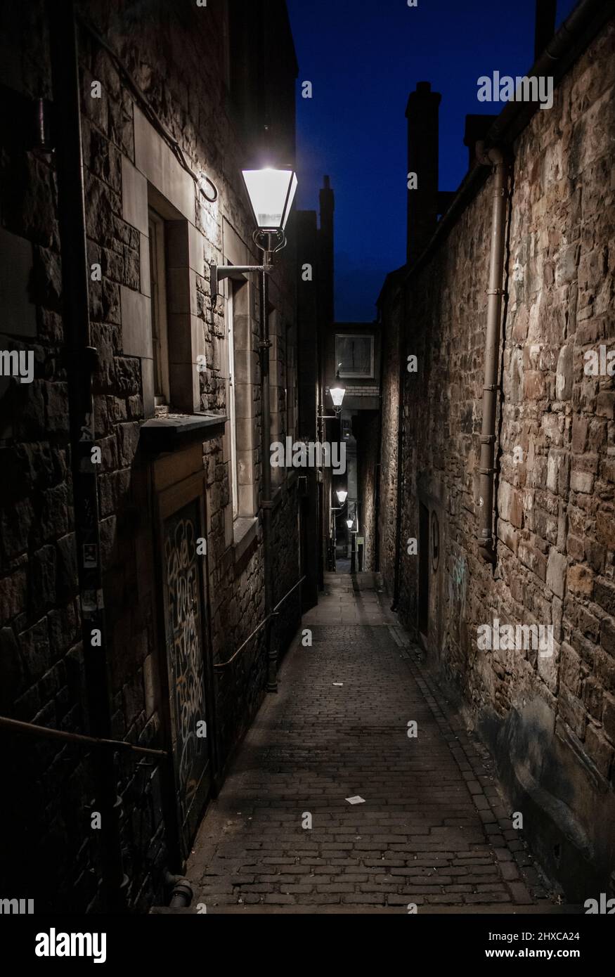 The many Alleyways and Passageways along the Royal Mile in Edinburgh ...
